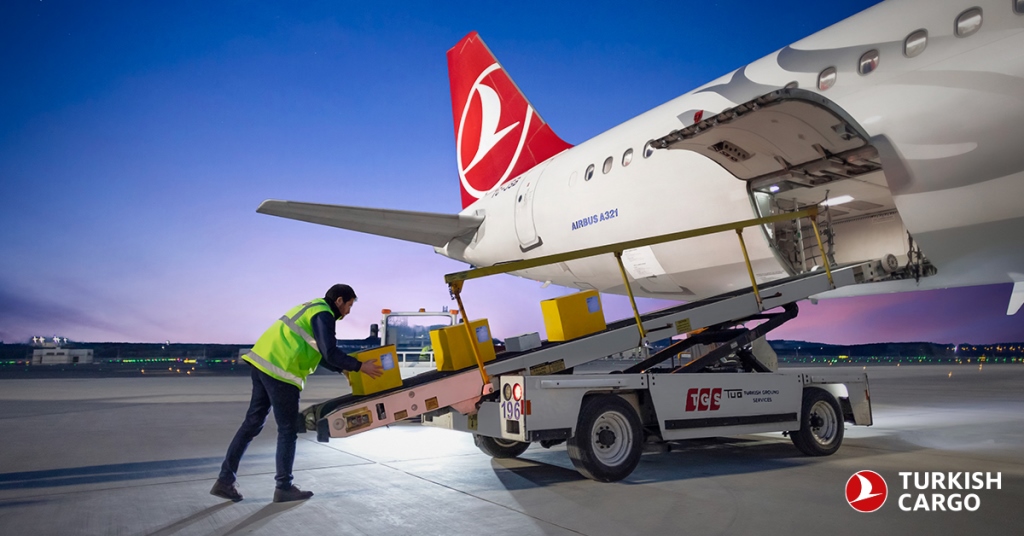 Turkish Cargo'nun ilk kargosu Türk bayrağı
